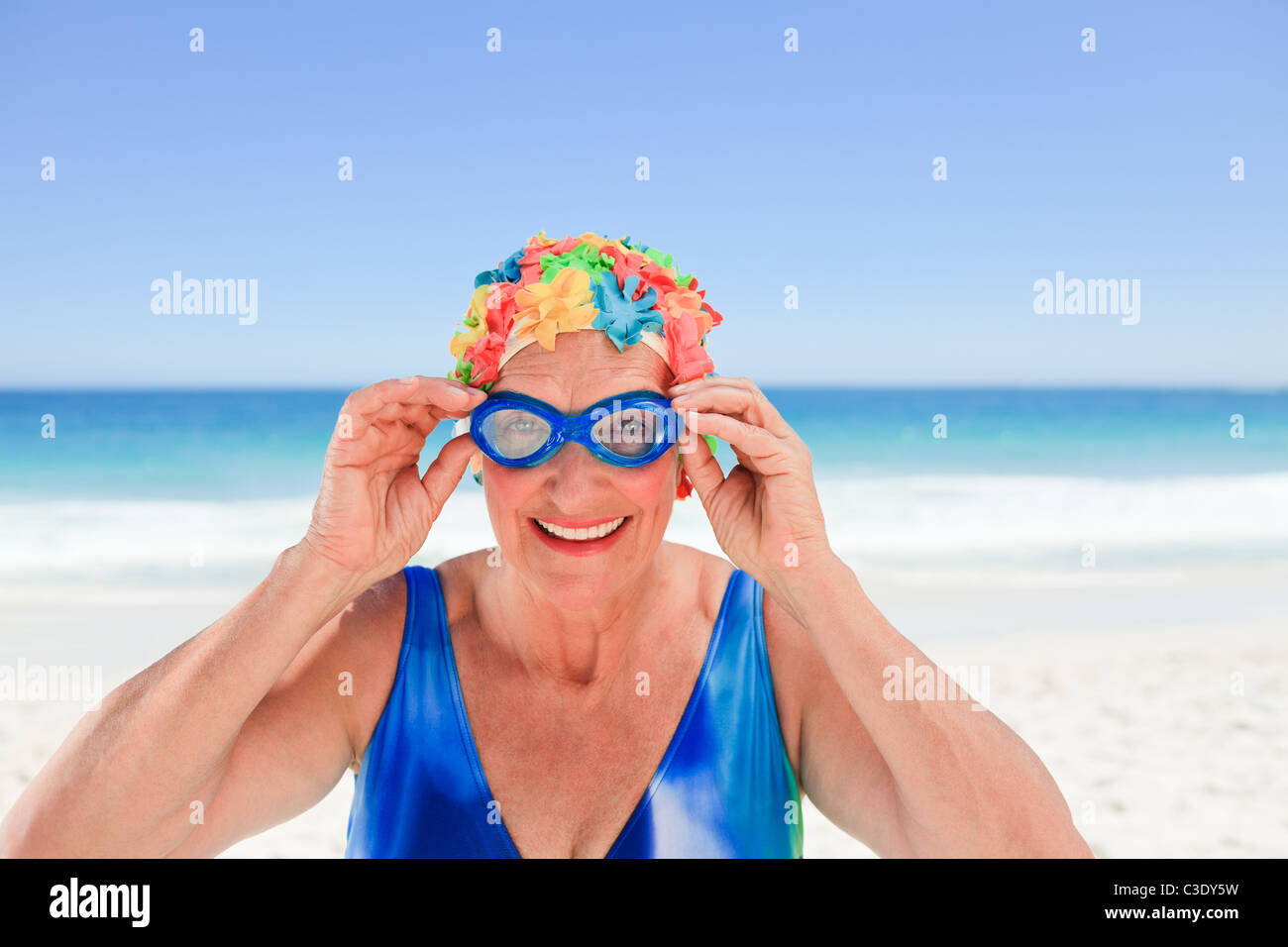 Aeltere frau badeanzug -Fotos und -Bildmaterial in hoher Auflösung – Alamy