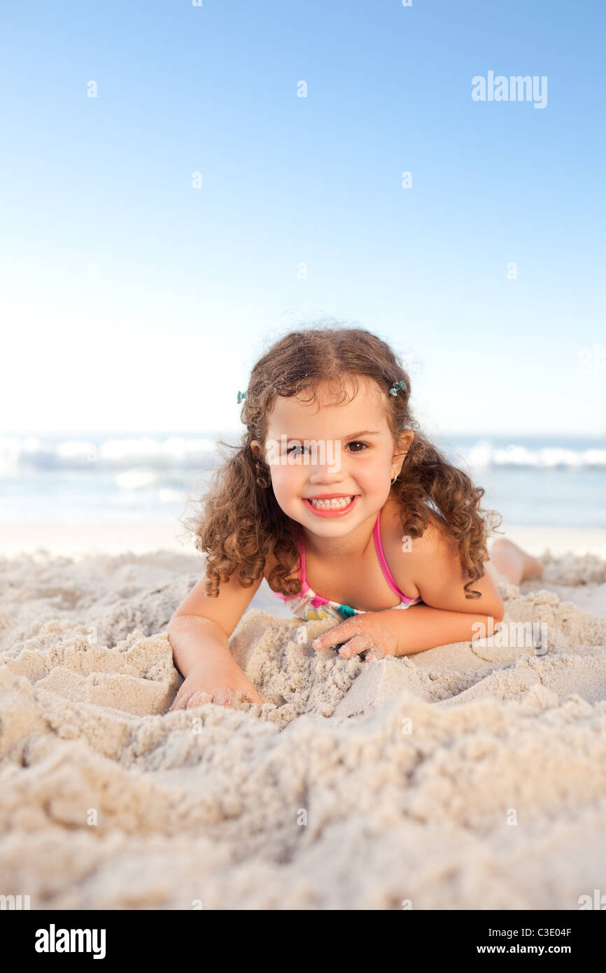 Kleines Mädchen am Strand liegend Stockfotografie - Alamy