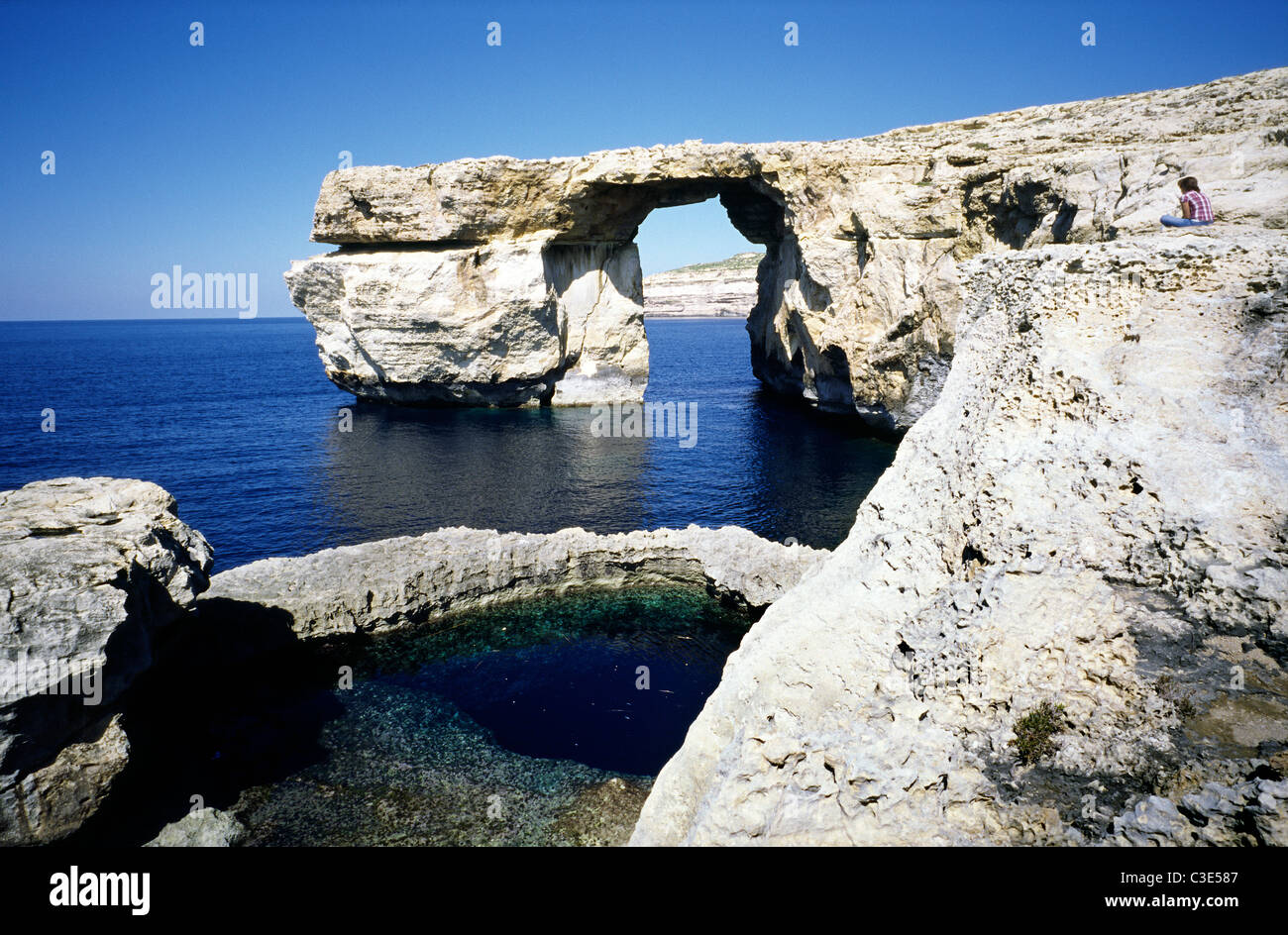 Das Blue Hole vor das Azure Window am Dwejra Point auf der maltesischen ...