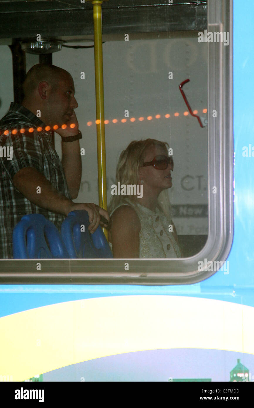 Paparazzi britney spears bus 240809 -Fotos und -Bildmaterial in hoher ...