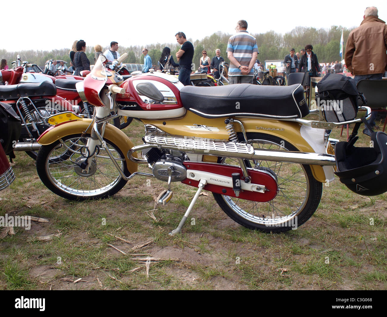 Klassisches moped Stockfotos und -bilder Kaufen - Alamy