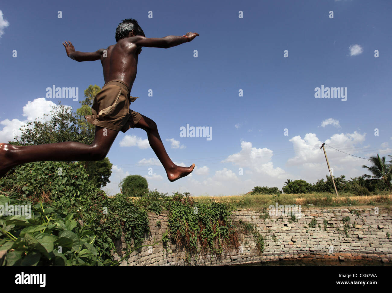 Indian kids bathing playing water -Fotos und -Bildmaterial in hoher ...