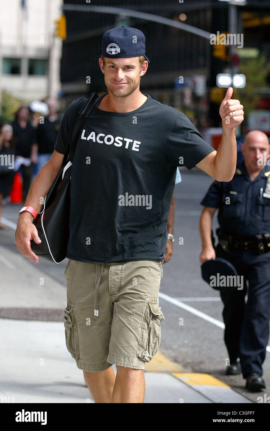 Daumen hoch promis letterman zeigen 280809 -Fotos und -Bildmaterial in ...