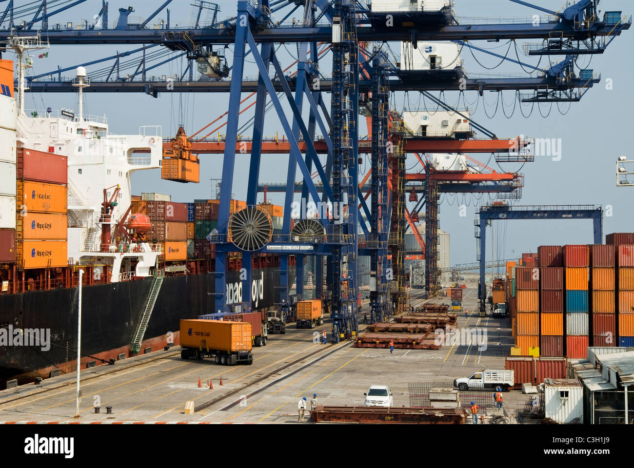 Mexico veracruz loading containers at port -Fotos und -Bildmaterial in ...