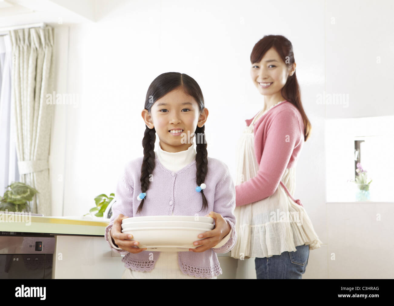 Putting away dishes -Fotos und -Bildmaterial in hoher Auflösung – Alamy
