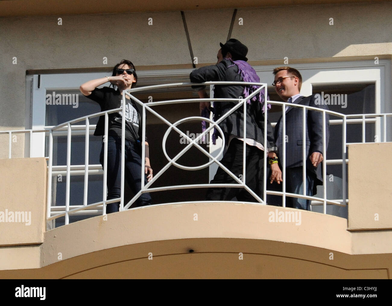 Twilight'-star Kristen Stewart Rauchen auf dem Balkon mit Freunden in ...