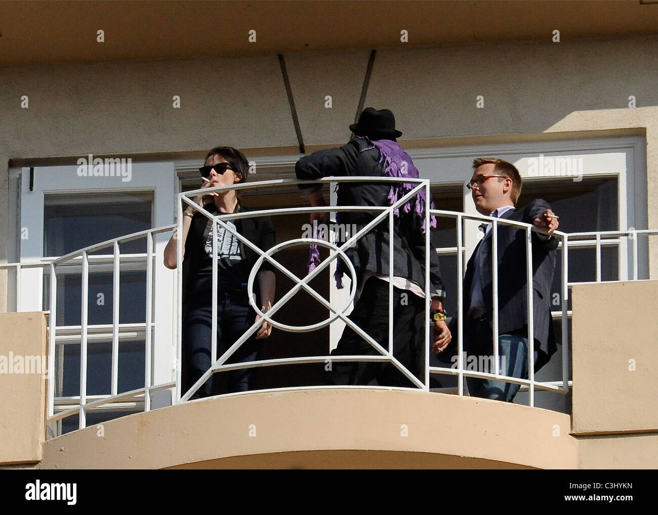 Twilight'-star Kristen Stewart Rauchen auf dem Balkon mit Freunden in ...