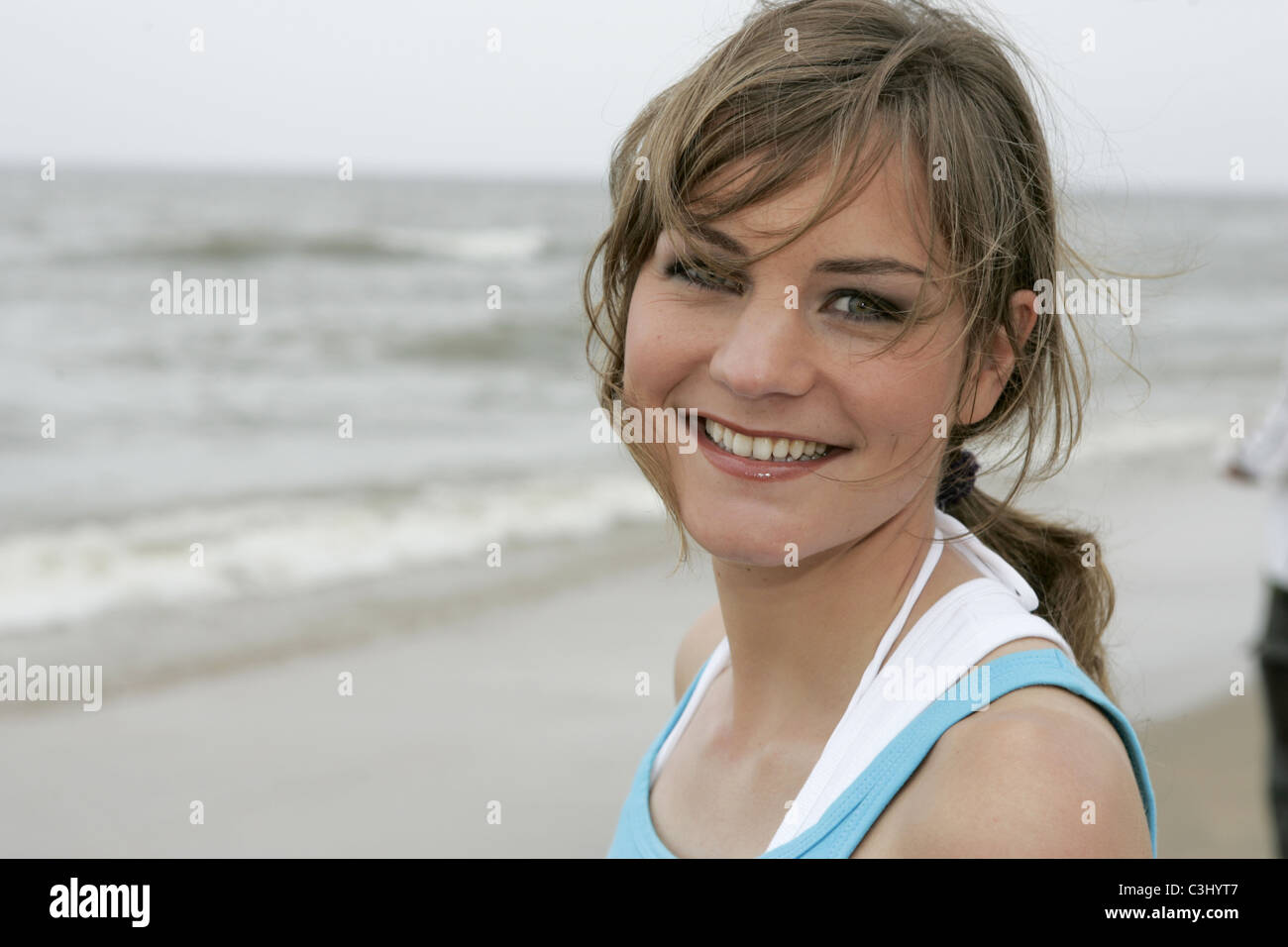 Jugendliches mädchen strand -Fotos und -Bildmaterial in hoher Auflösung ...