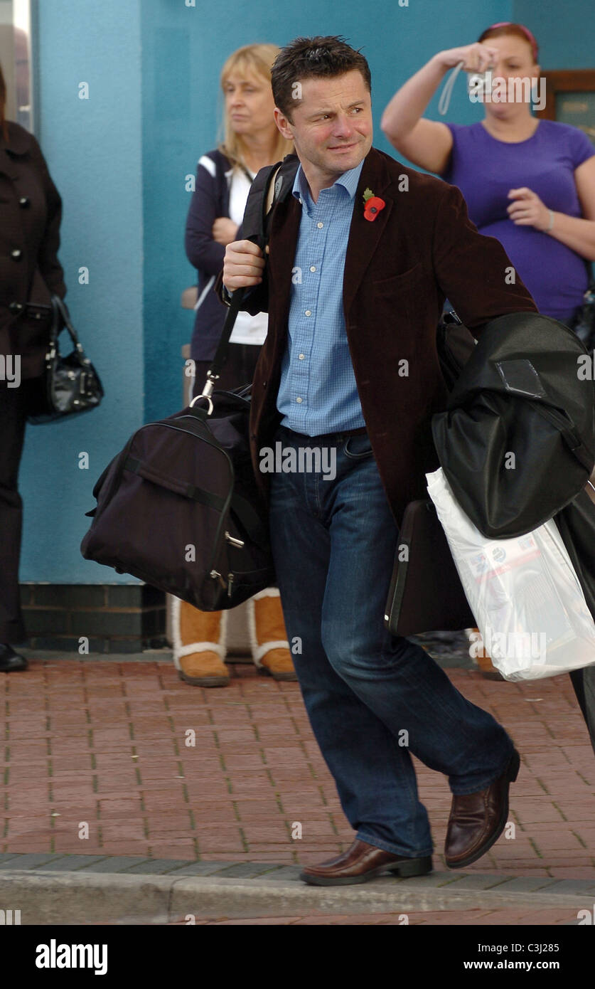 BBC-Moderator Chris Hollins aus TV-Studio nach den Dreharbeiten ...