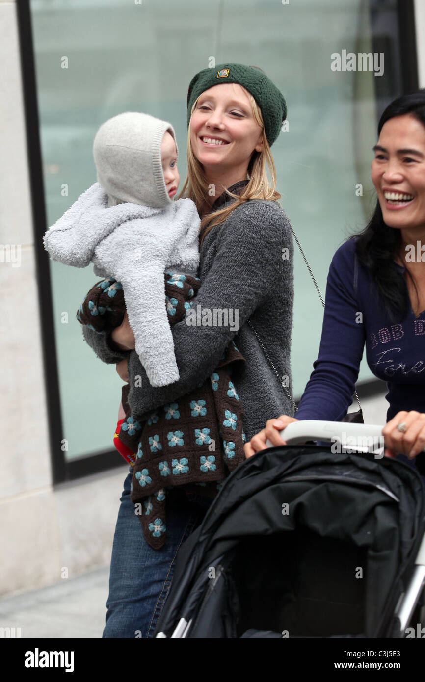 Anne Heche trägt ihr 9 Monate alten Sohn Atlas in Manhattan. New York ...