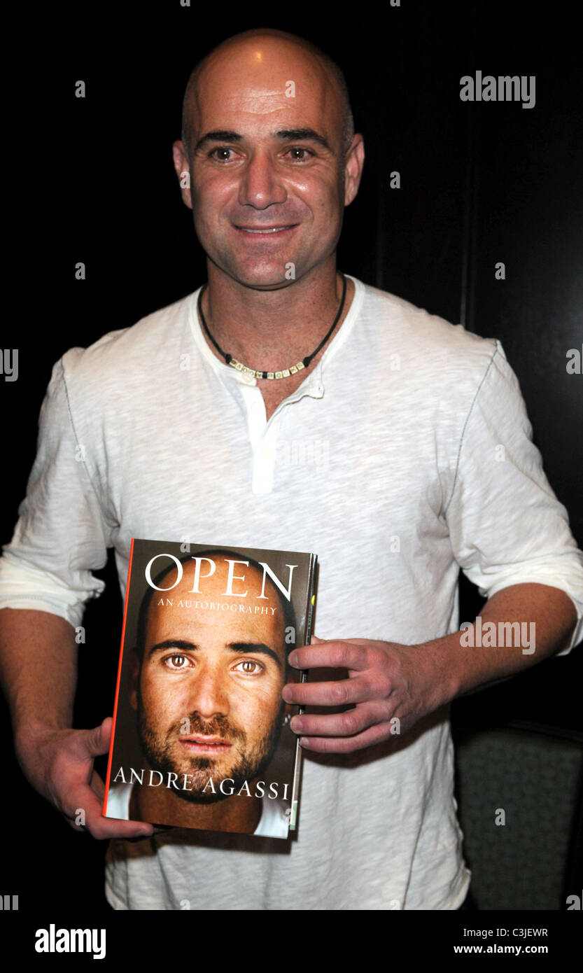 Tennis großer Andre Agassi Zeichen Exemplare seines Buches "OPEN" im ...
