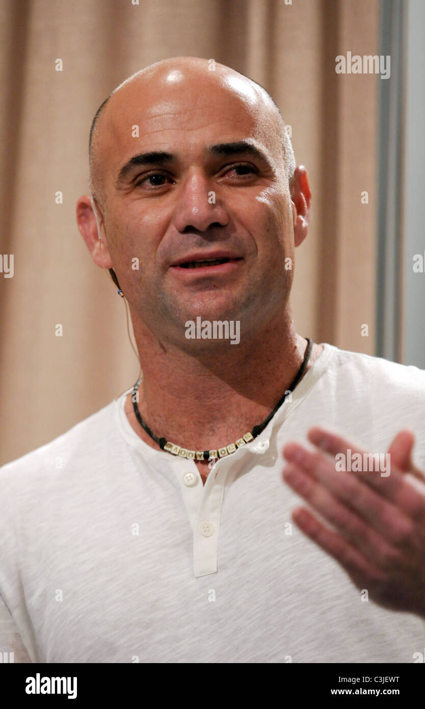 Tennis großer Andre Agassi Zeichen Exemplare seines Buches "OPEN" im ...