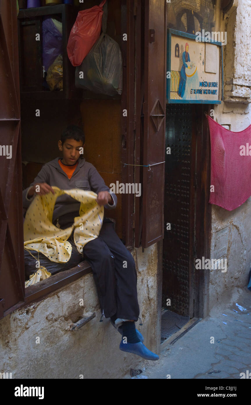 Teenager, die Altstadt Medina (Fes el-Bali) Fez in Marokko Nordafrika ...