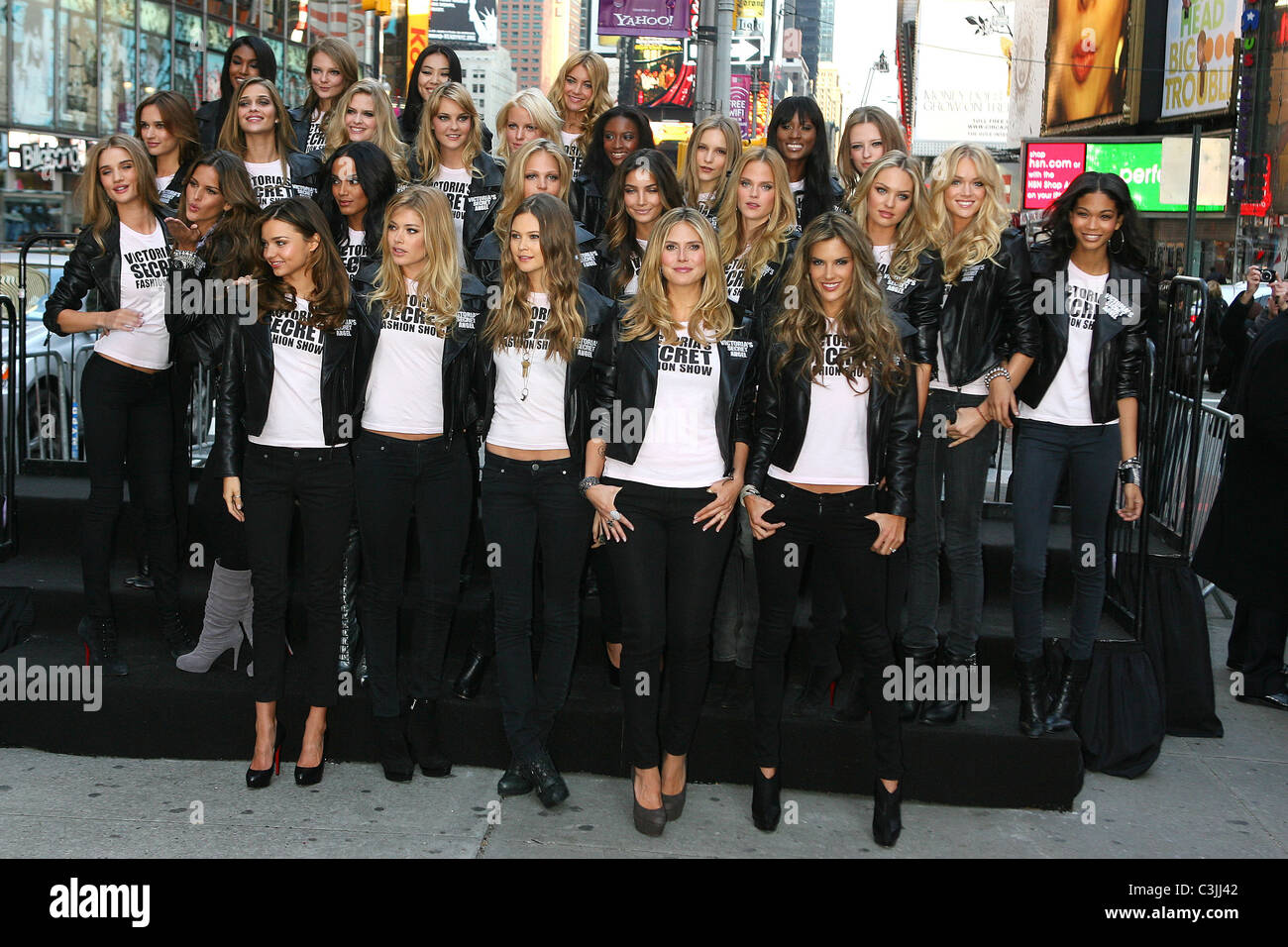 Behati Prinsloo, Marisa Miller, Heidi Klum, Miranda Kerr, Alessandra ...