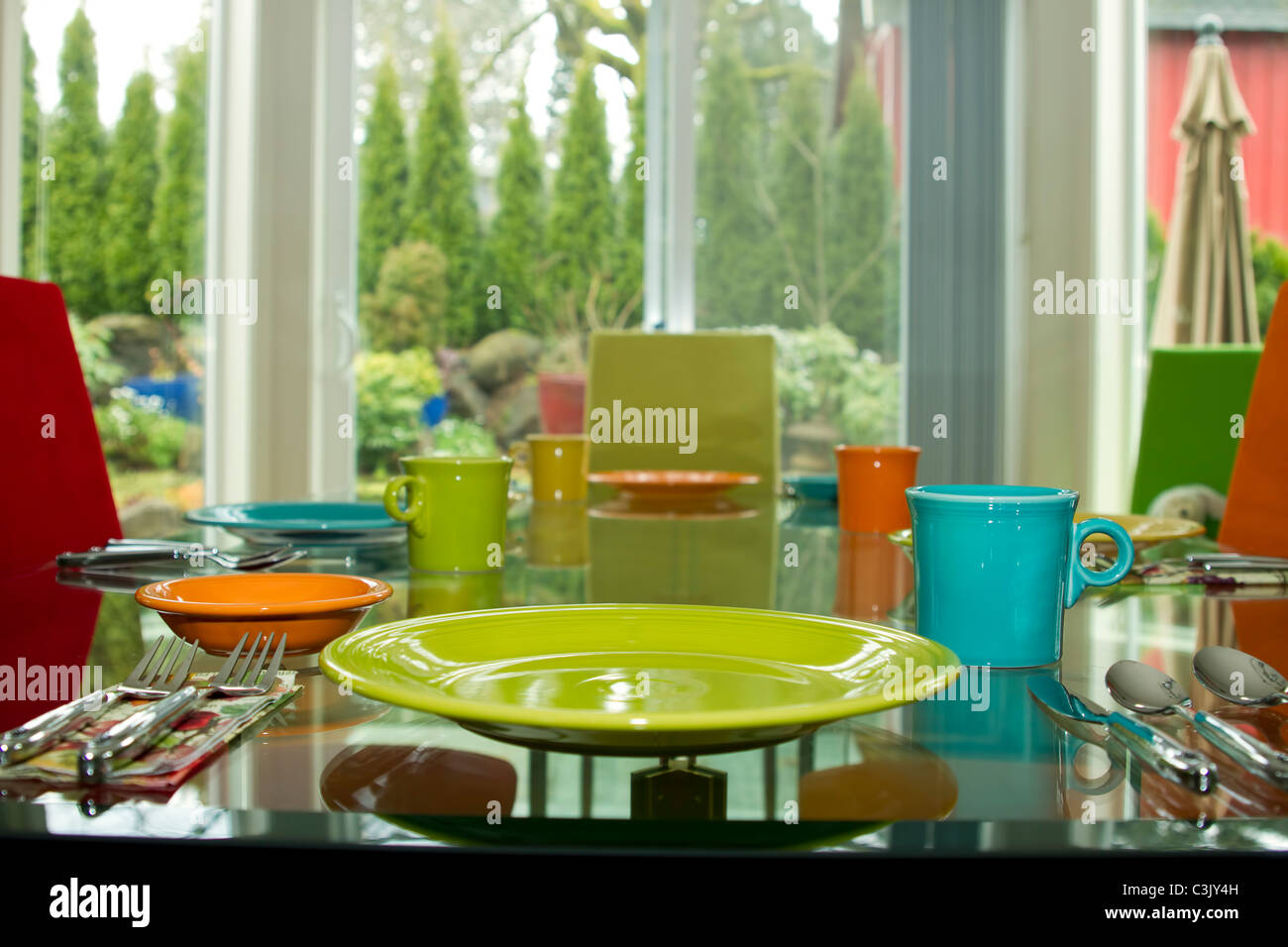 Sommerfest tisch bunt -Fotos und -Bildmaterial in hoher Auflösung – Alamy