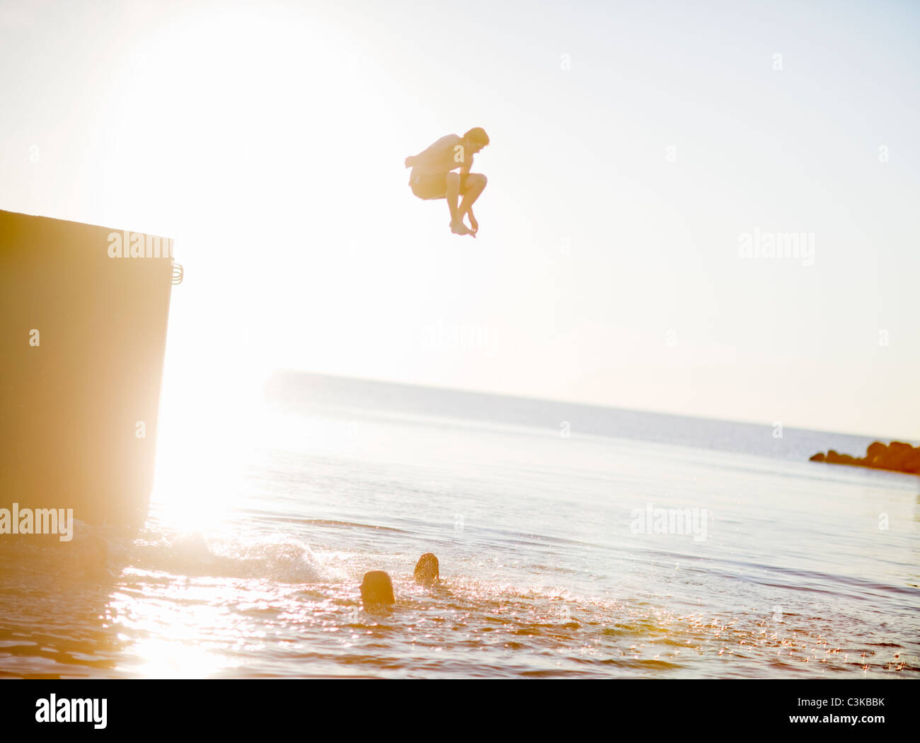 Mädchen Springen Ins Meer Stockfotos und -bilder Kaufen - Alamy