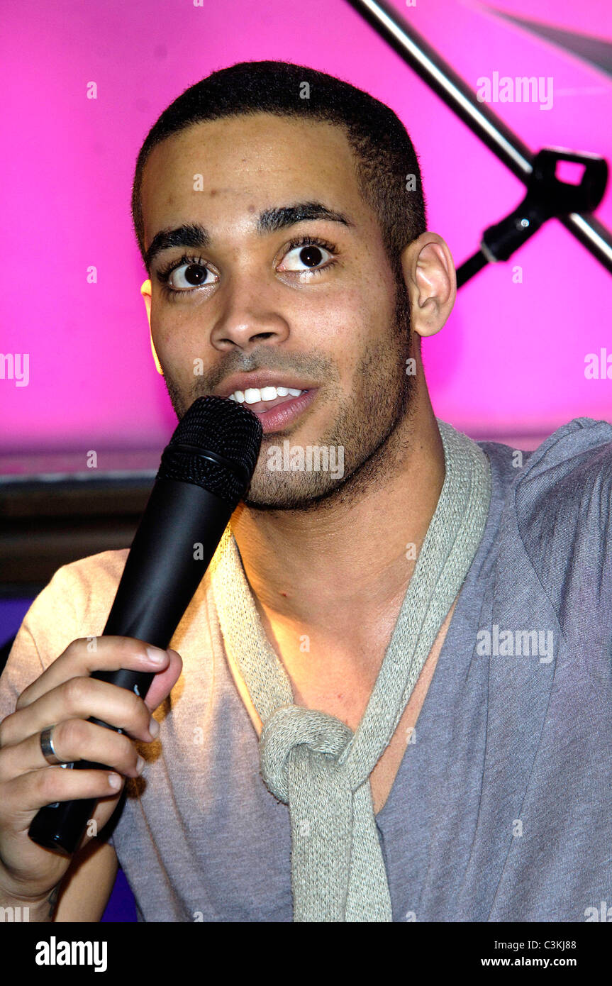 Danyl Johnson Christmas Sing - Along bei Selfridges zugunsten der ...