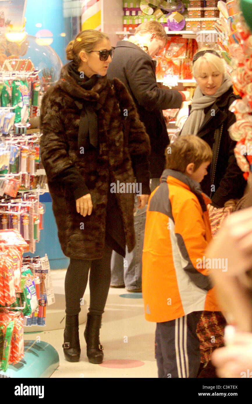 Celine Dion will Dylan's Candy Bar mit ihrem Sohn New York City, USA ...