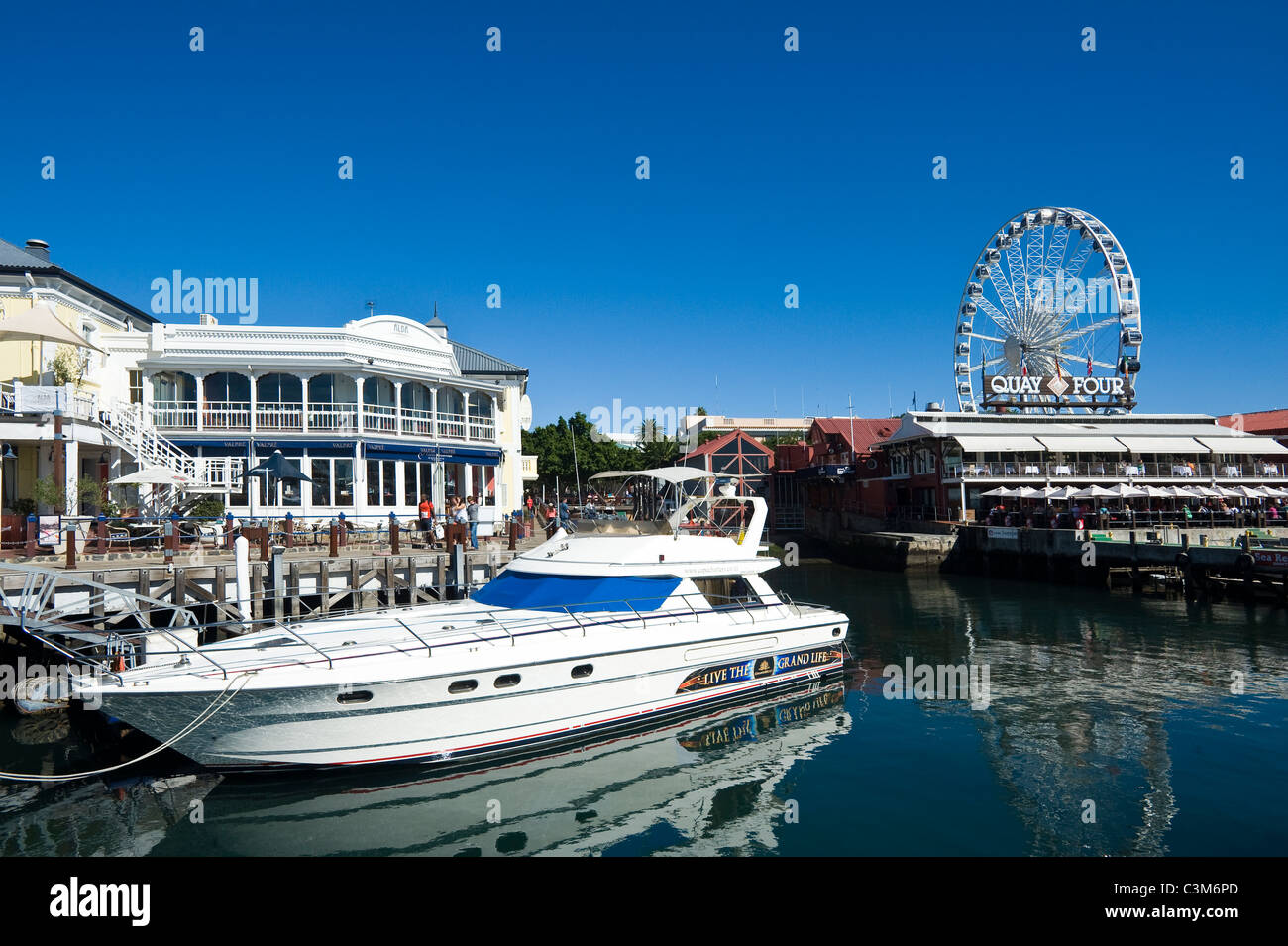 Boot im Hafen von V & A Waterfront mit Wheel of Excellence über ...