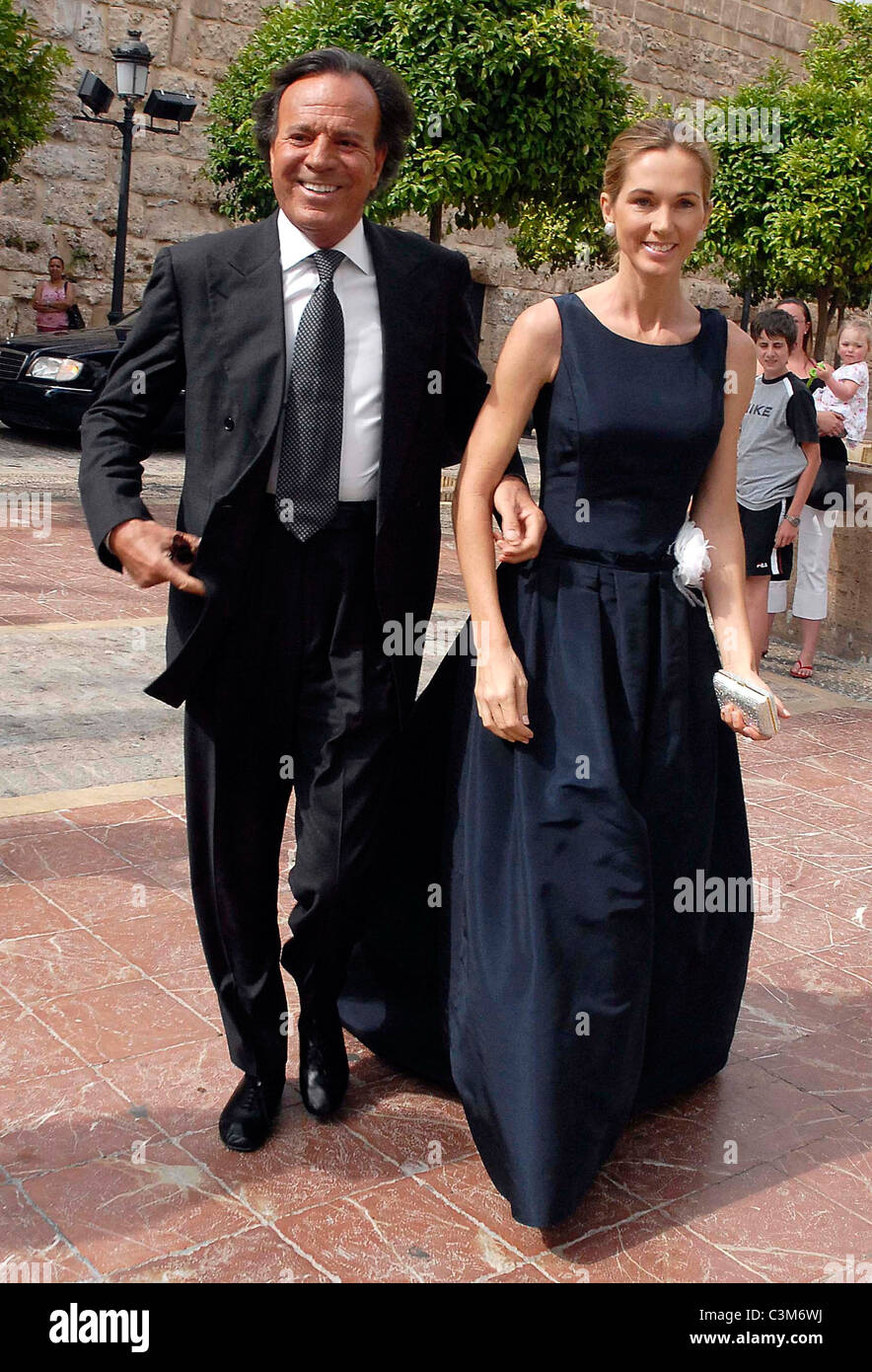 Julio Iglesias und Miranda Rijnsburger Ankunft bei der Hochzeit einer ...