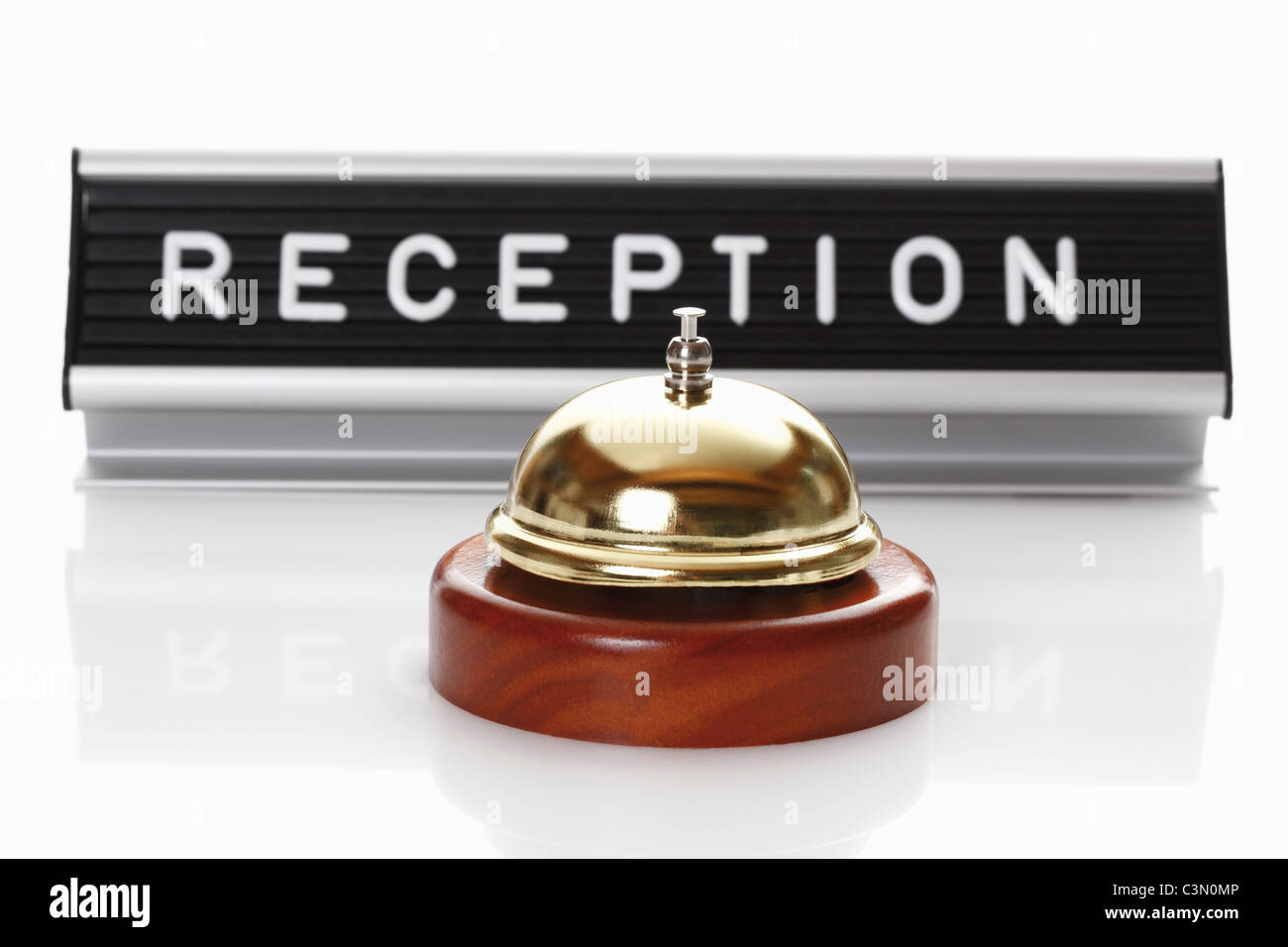 Rezeption-Schild mit Service bel auf weißem Hintergrund Stockfotografie ...