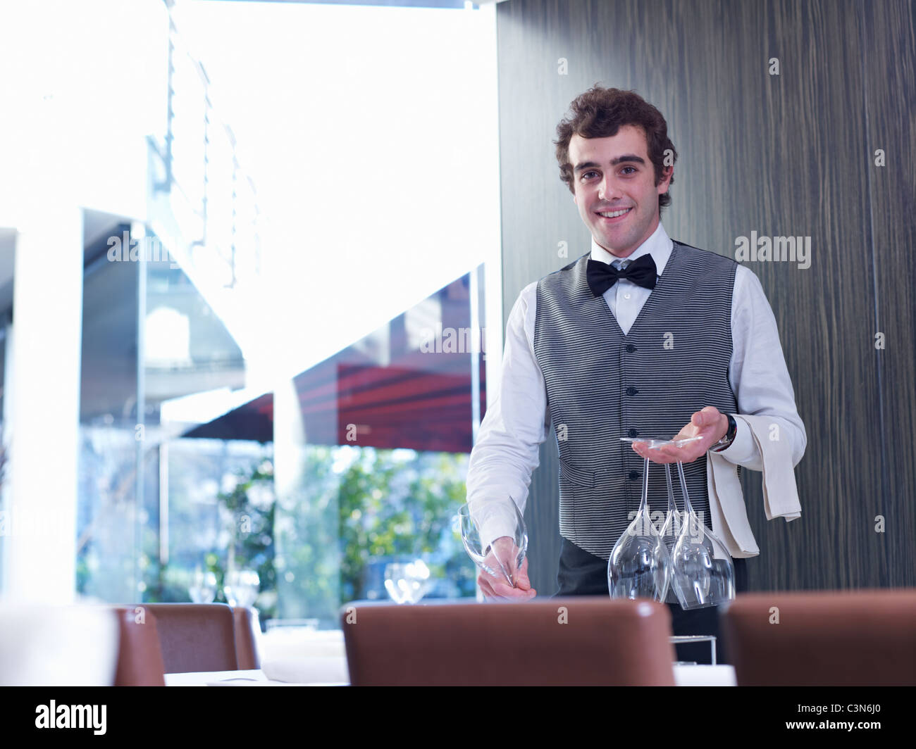 Restaurant waiter -Fotos und -Bildmaterial in hoher Auflösung – Alamy