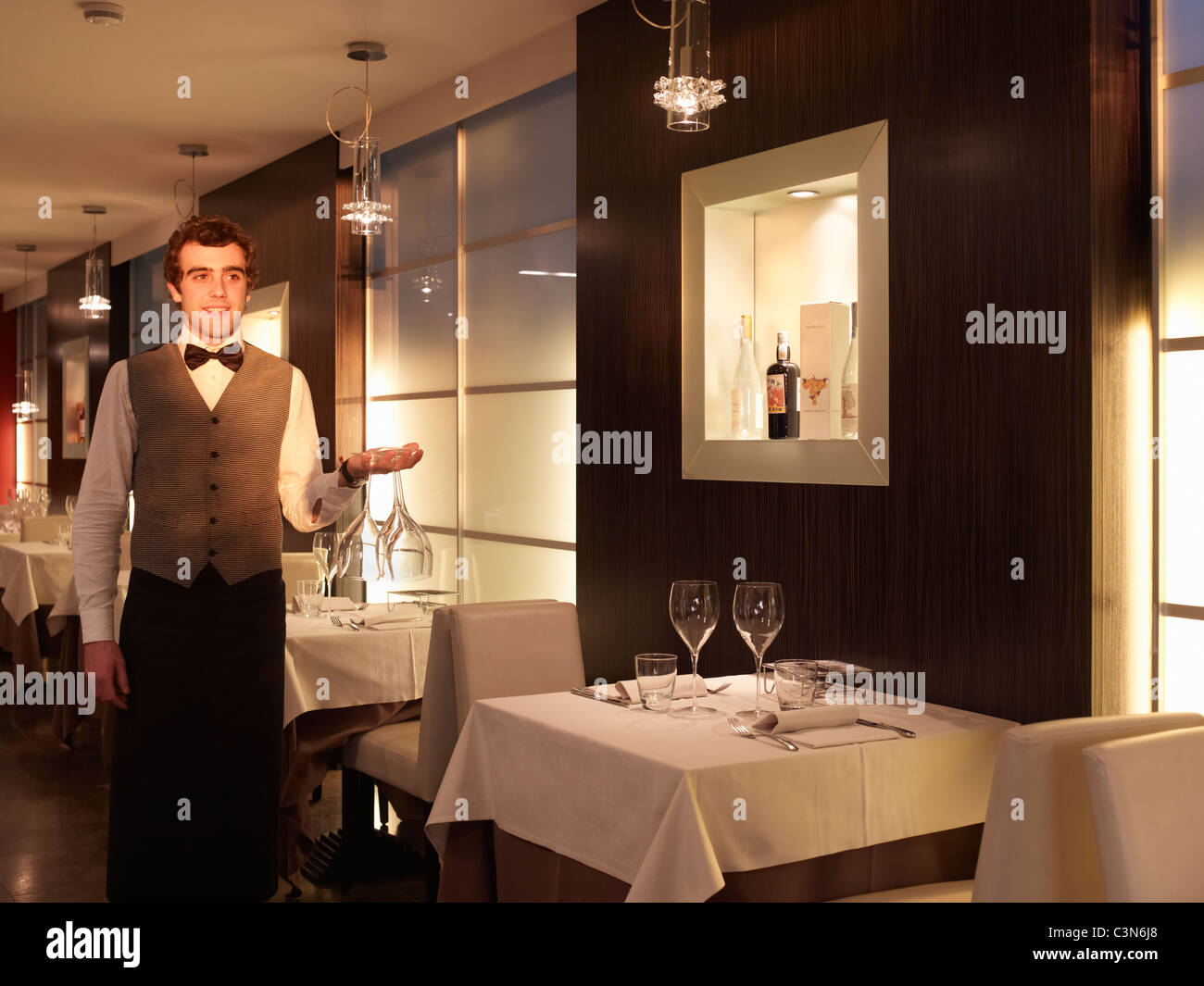 Restaurant waiter -Fotos und -Bildmaterial in hoher Auflösung – Alamy