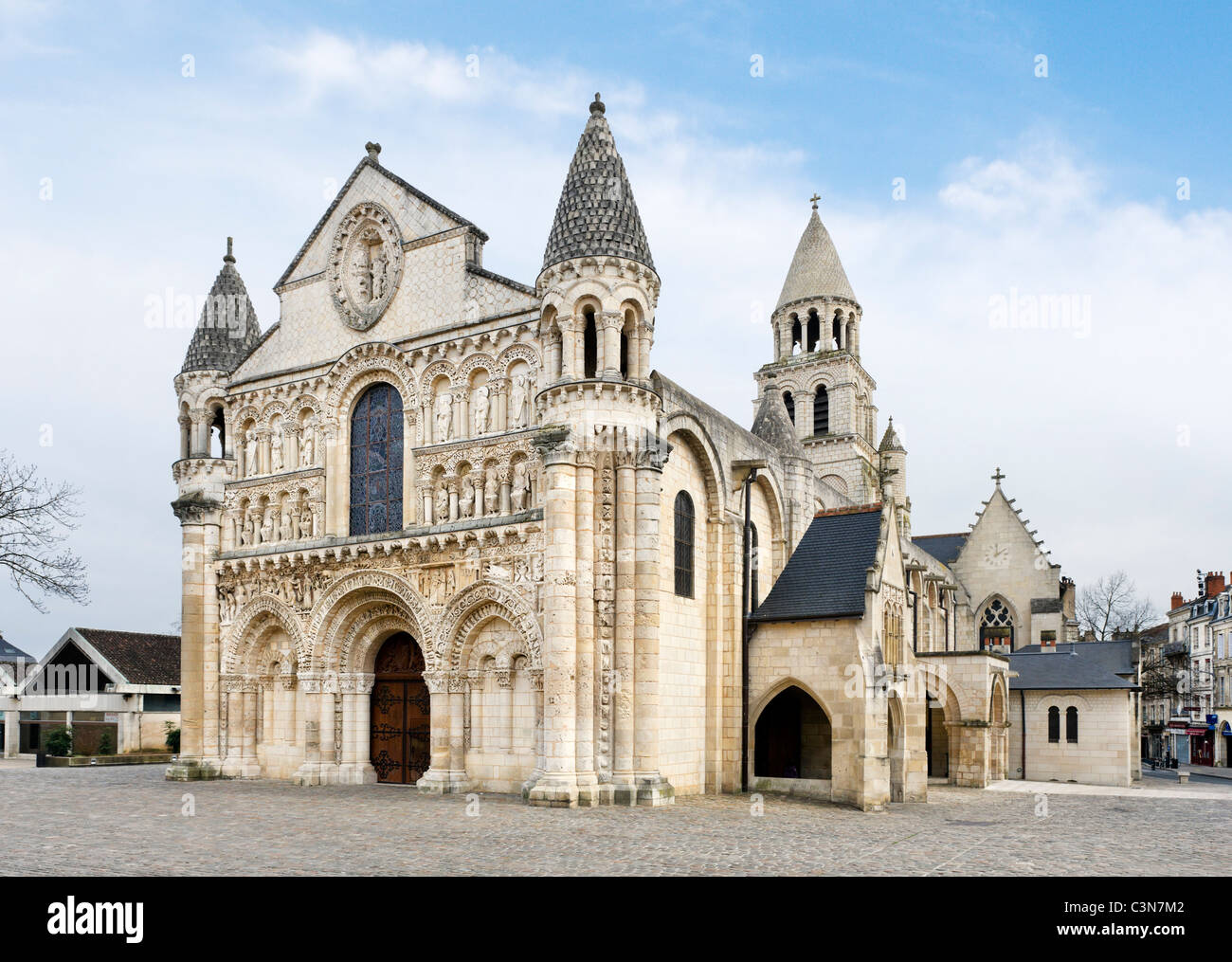 Eglise notre dame de poitiers -Fotos und -Bildmaterial in hoher ...