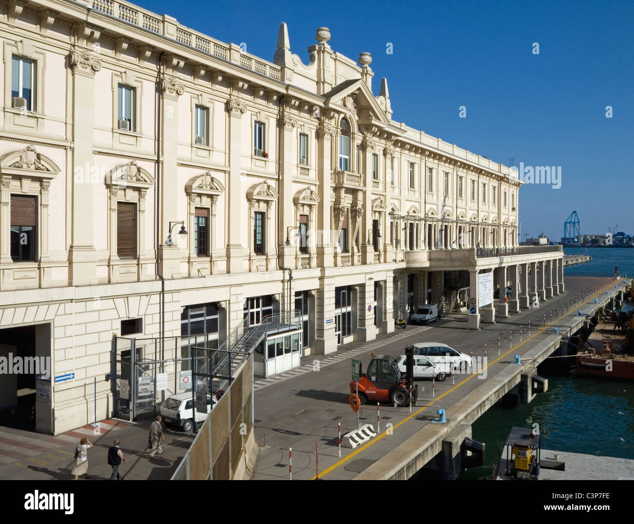 Stazione marittima terminal -Fotos und -Bildmaterial in hoher Auflösung ...