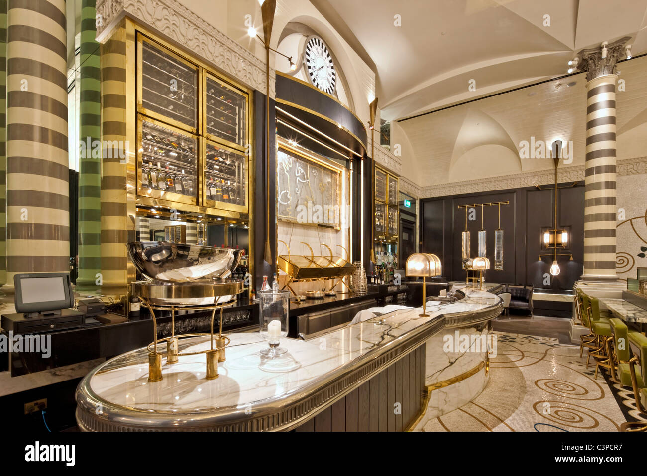 Massimo bar -Fotos und -Bildmaterial in hoher Auflösung – Alamy