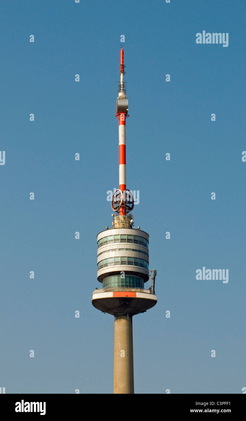Uno stadt und donauturm -Fotos und -Bildmaterial in hoher Auflösung – Alamy