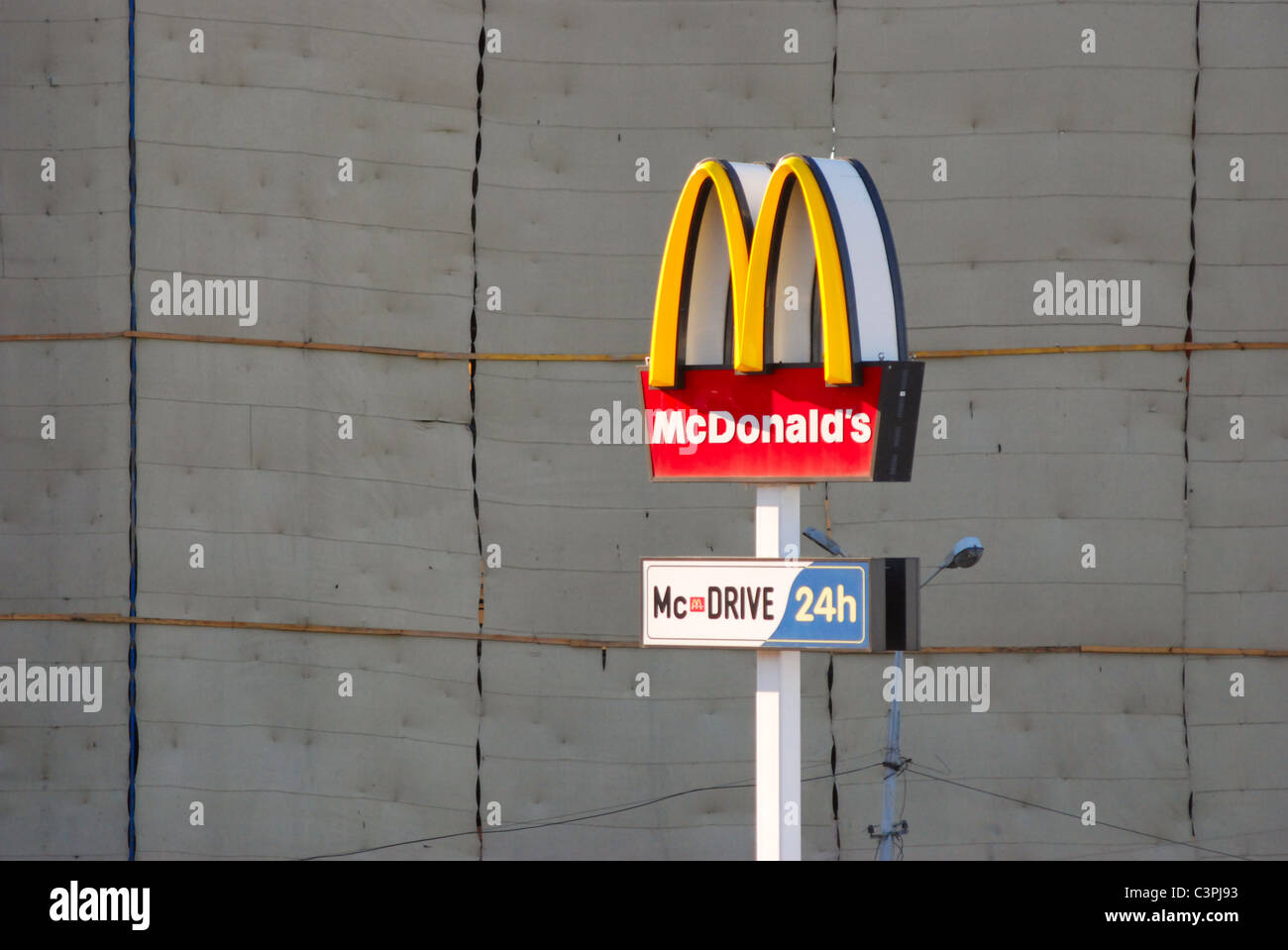 Mcdrive zeichen mit mcdonalds logo -Fotos und -Bildmaterial in hoher ...