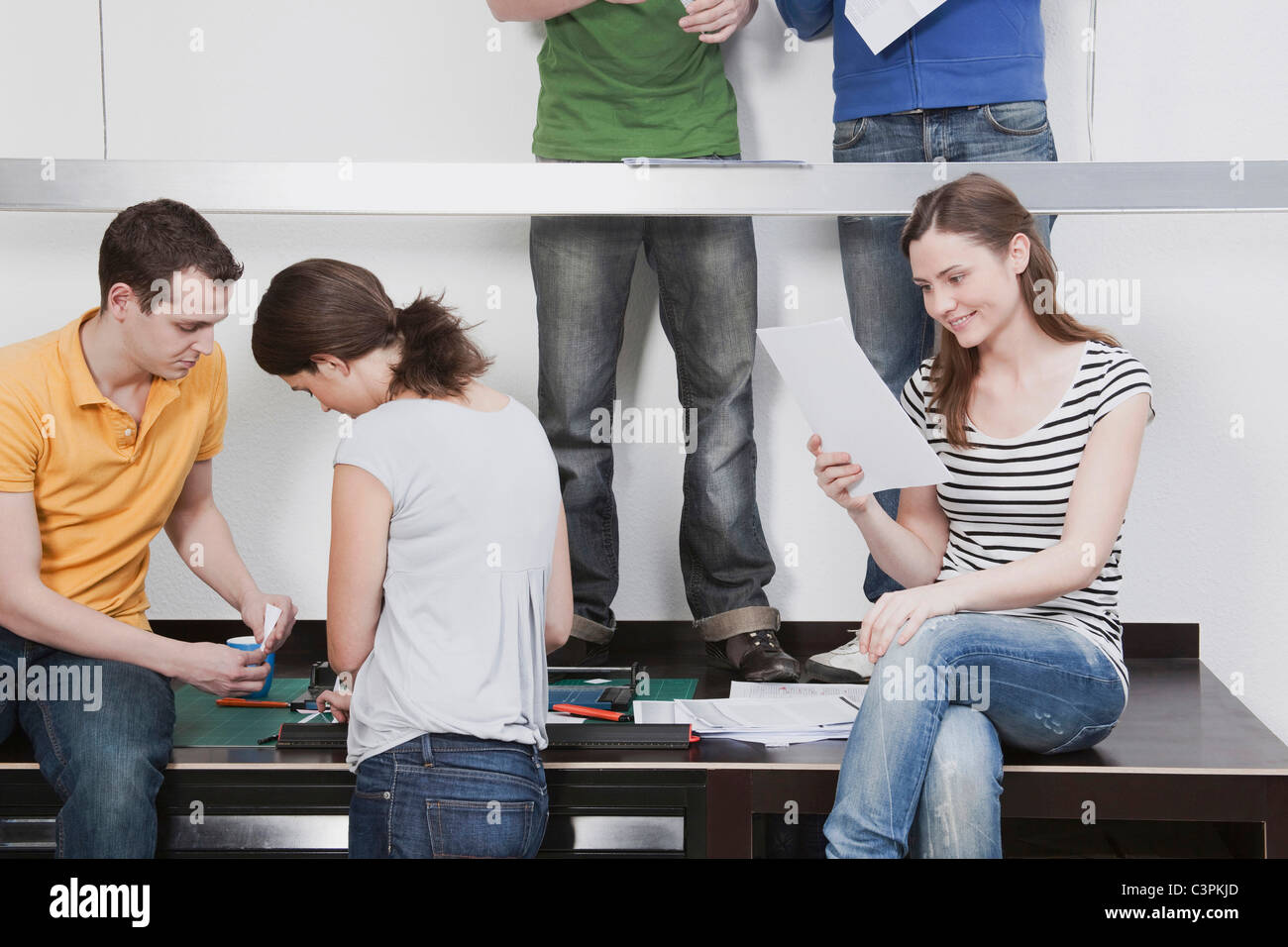 Freunde bei der Arbeit beschäftigt Stockfotografie - Alamy Freunde bei der Arbeit beschäftigt Stockfotografie - Alamy