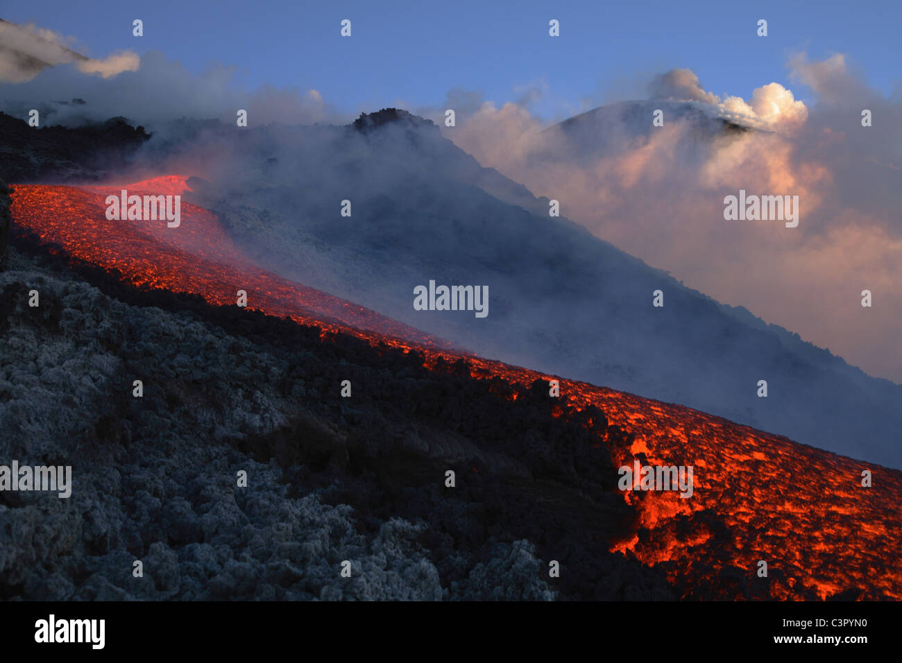 Lavastrom berg -Fotos und -Bildmaterial in hoher Auflösung – Alamy