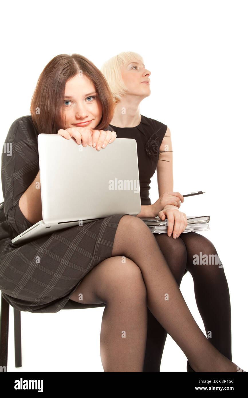 Zwei Schöne Frauen Sitzen Auf Dem Stuhl Stockfotografie Alamy