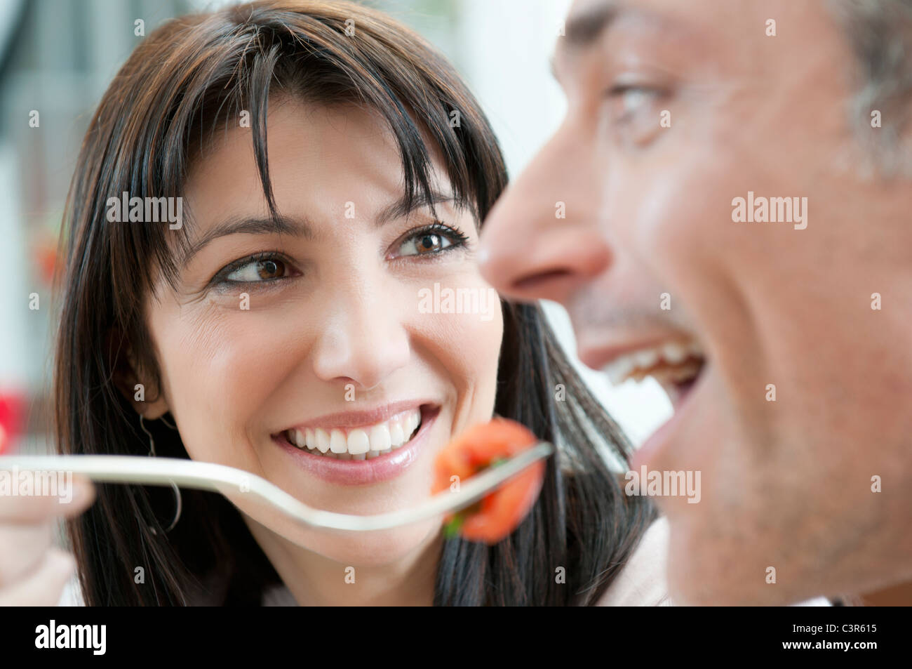 Fütterung mit Tomate am Mittag Stockfotografie - Alamy