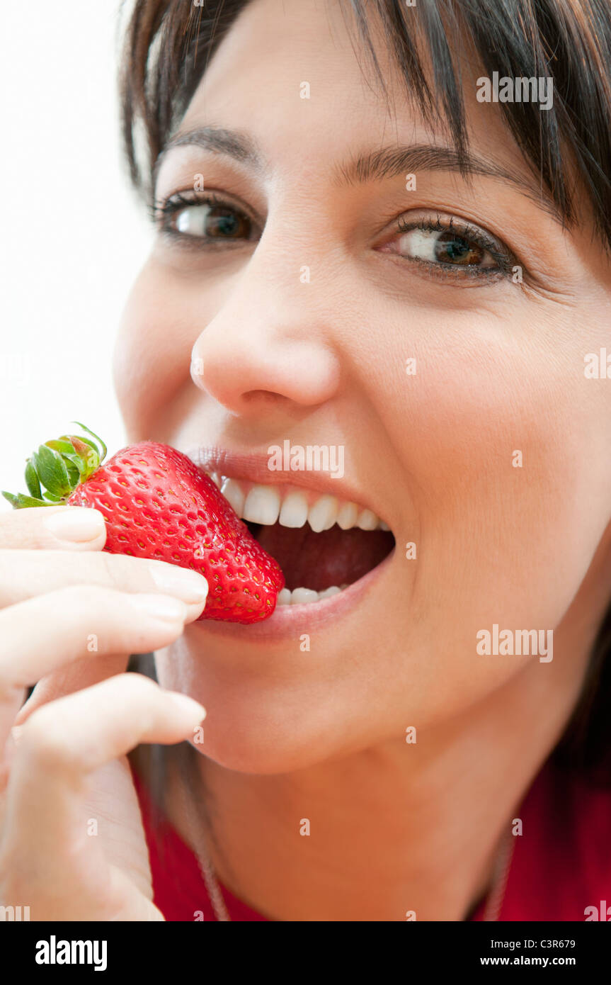 Junge Frau essen frischen Erdbeere Stockfotografie - Alamy