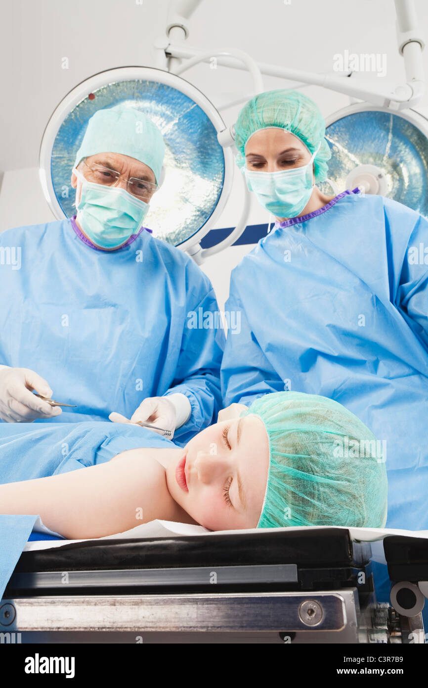 Deutschland, München, Chirurgen die Operation Stockfotografie - Alamy