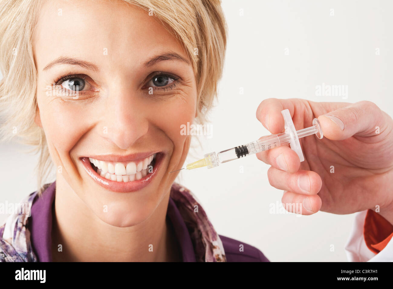 Deutschland, München, Arzt Botox-Behandlung zu Frau geben ...