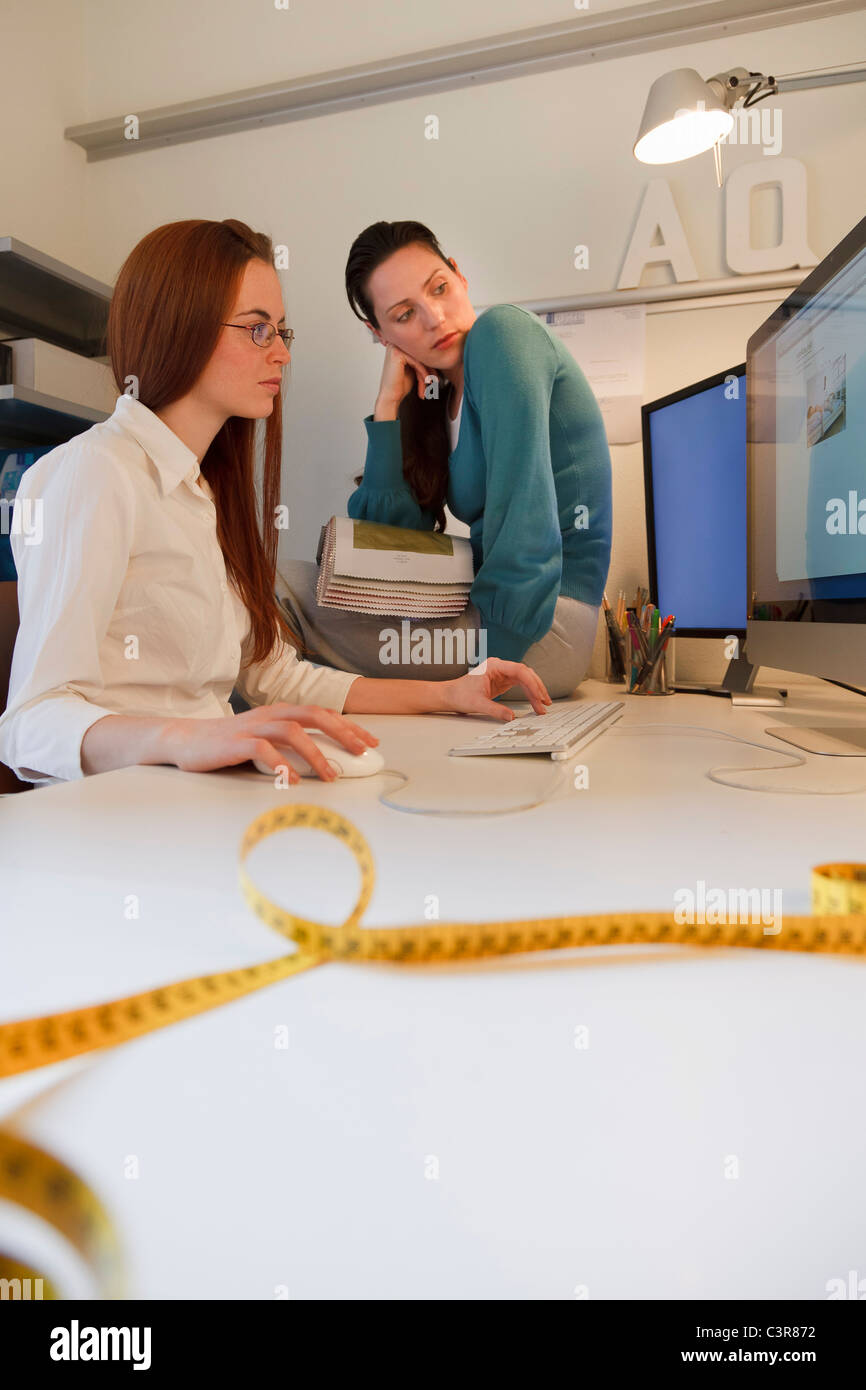 2 Frau am Computer arbeiten Stockfotografie - Alamy