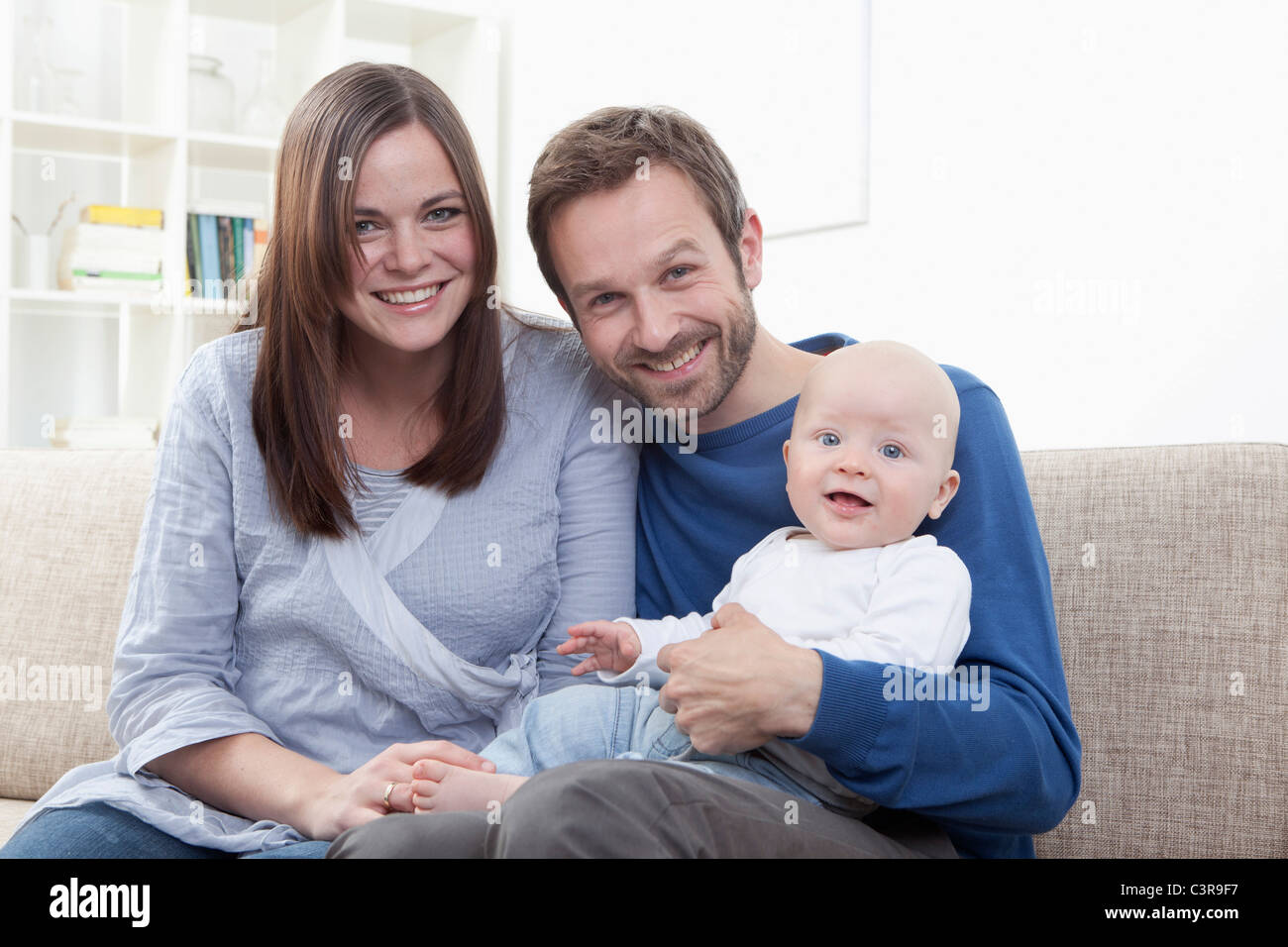 Deutschland, Bayern, München, Eltern mit Baby (6-11 Monate), Porträt ...