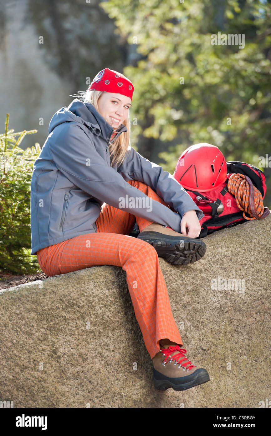 Aktive junge Frau Klettern sitzen Rucksack mit Seil Stockfotografie - Alamy