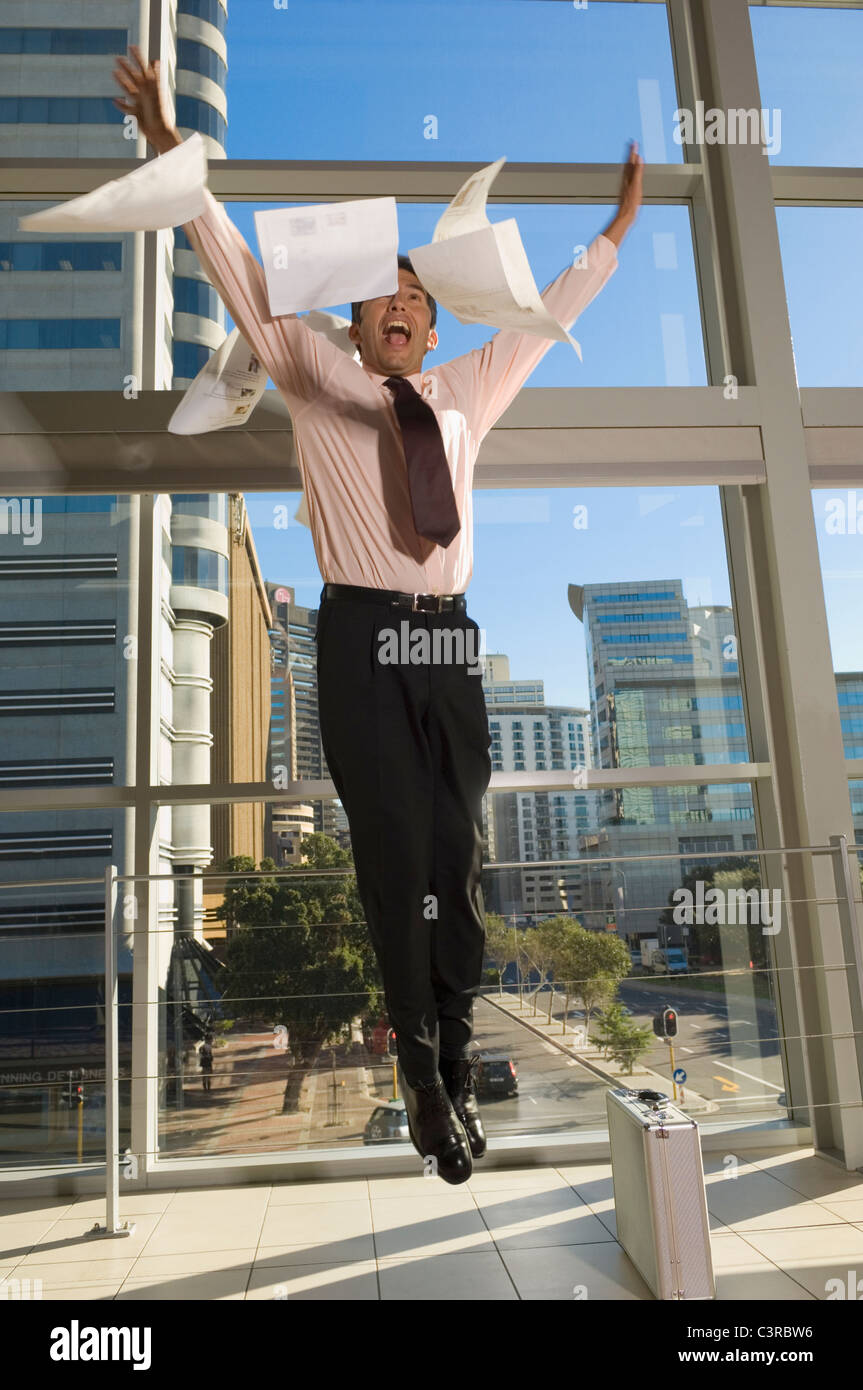 Business-Mann in die Luft springen Stockfotografie - Alamy