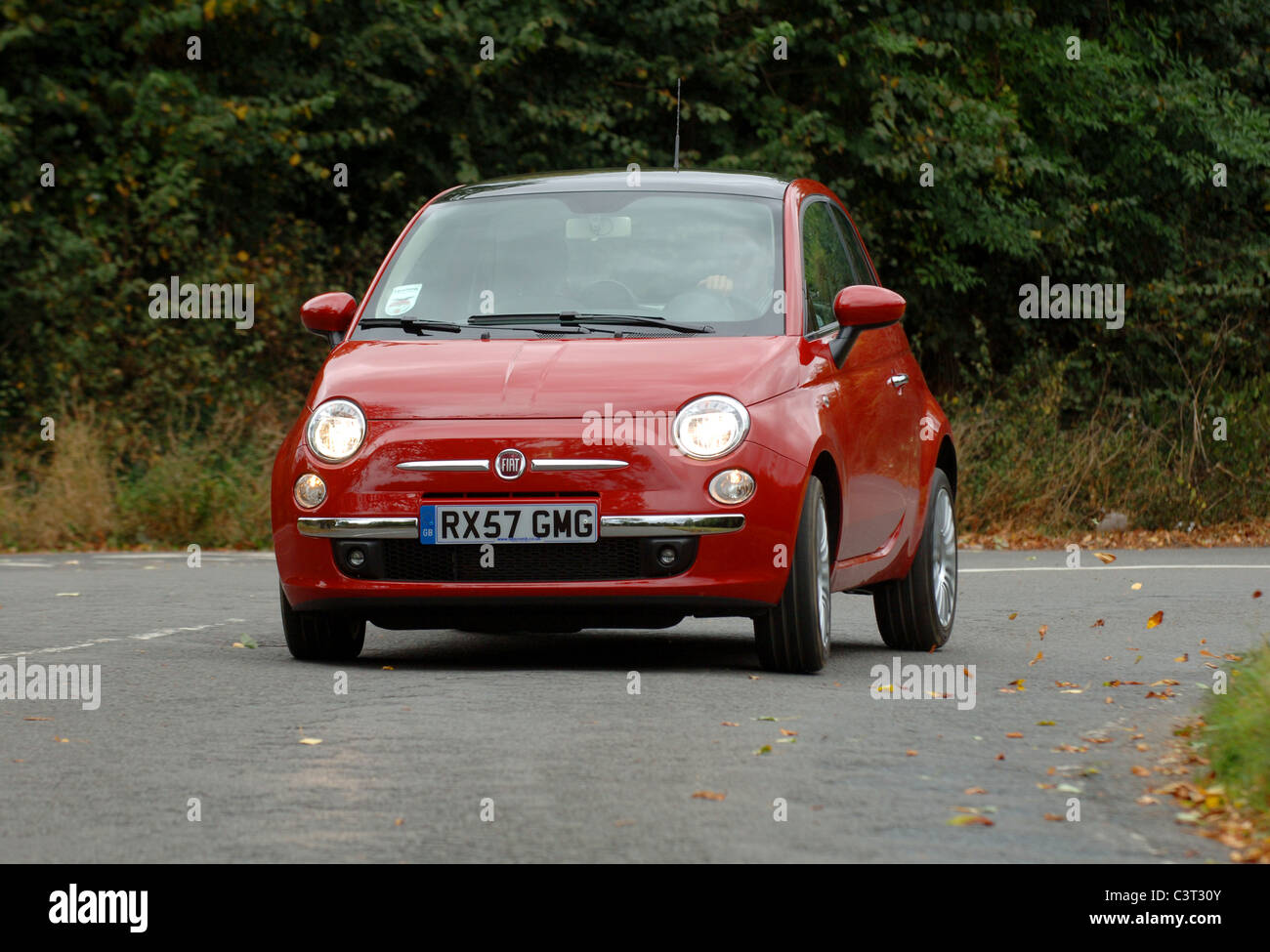 Neuer fiat 500 rot -Fotos und -Bildmaterial in hoher Auflösung – Alamy