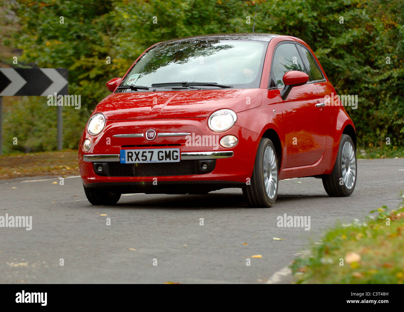 Neuer fiat 500 rot -Fotos und -Bildmaterial in hoher Auflösung – Alamy