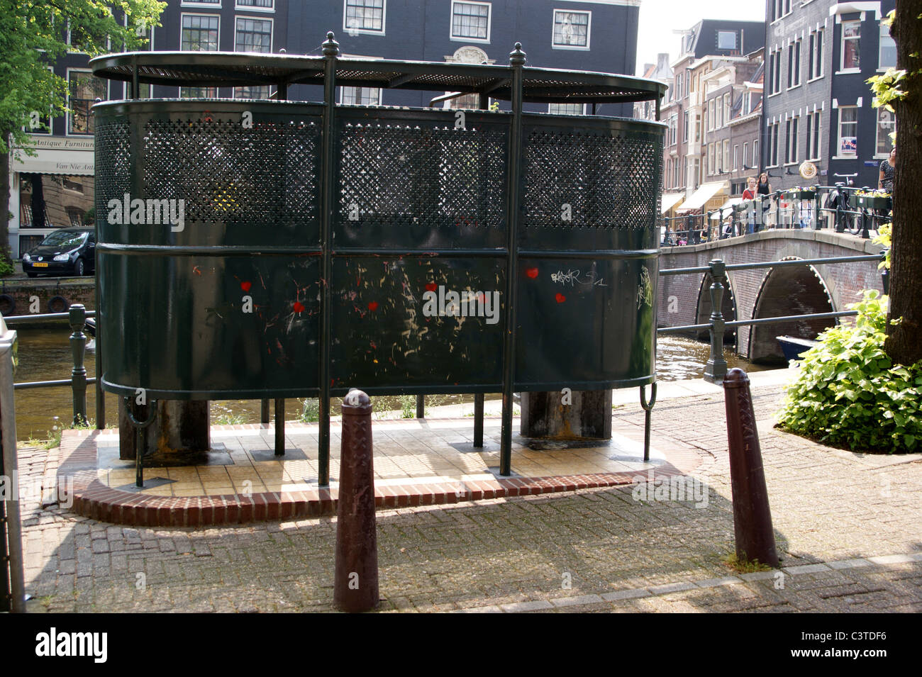 Street urinal toilet amsterdam -Fotos und -Bildmaterial in hoher ...