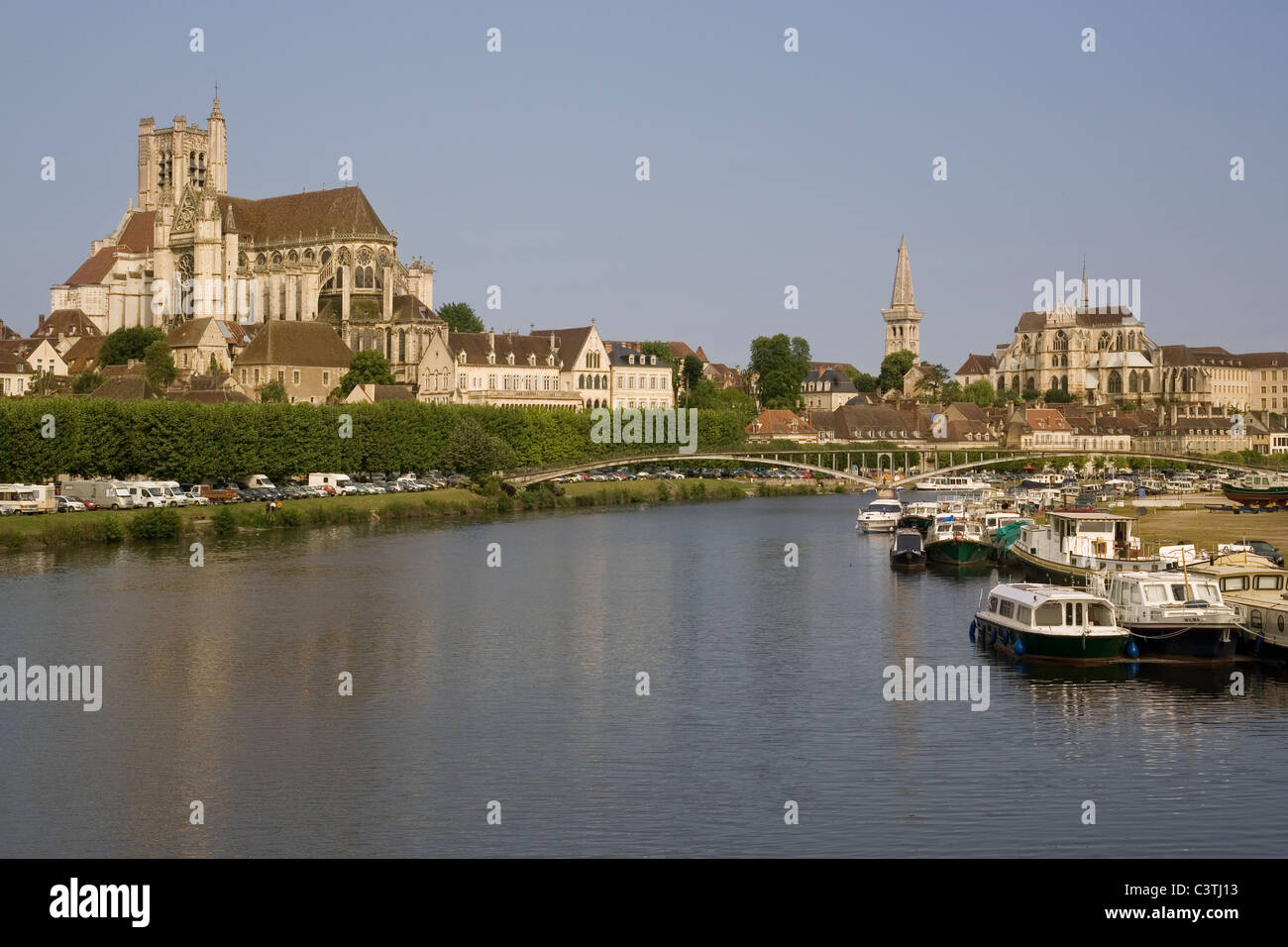 France burgundy auxerre cathedral st -Fotos und -Bildmaterial in hoher ...