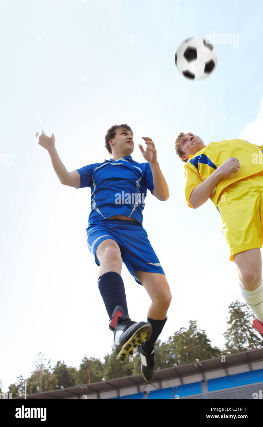 Zwei Fußballer springen beim Ball auf Wiese Spielverlauf fängt ...