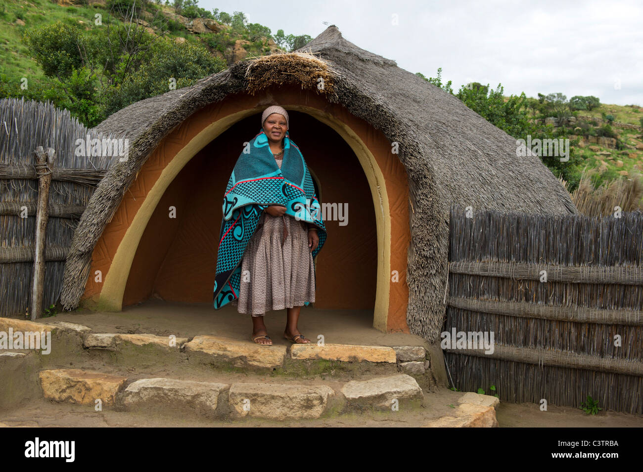 Sotho-Frau vor der Hütte, Basotho Cultural Village, Golden Gate ...