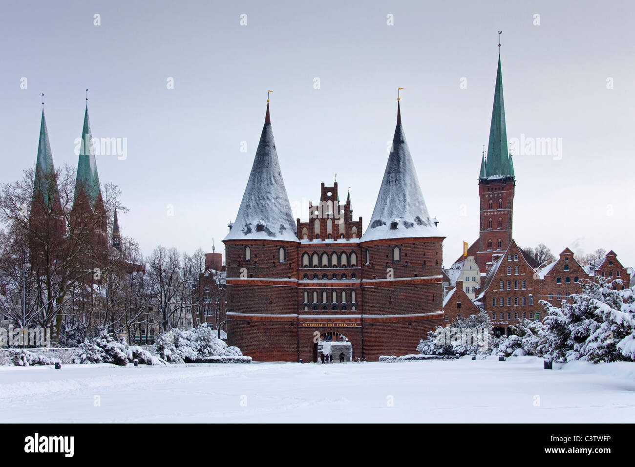 Das Holstein-Tor / Holstein Tor / Holstentor im Schnee im Winter ...
